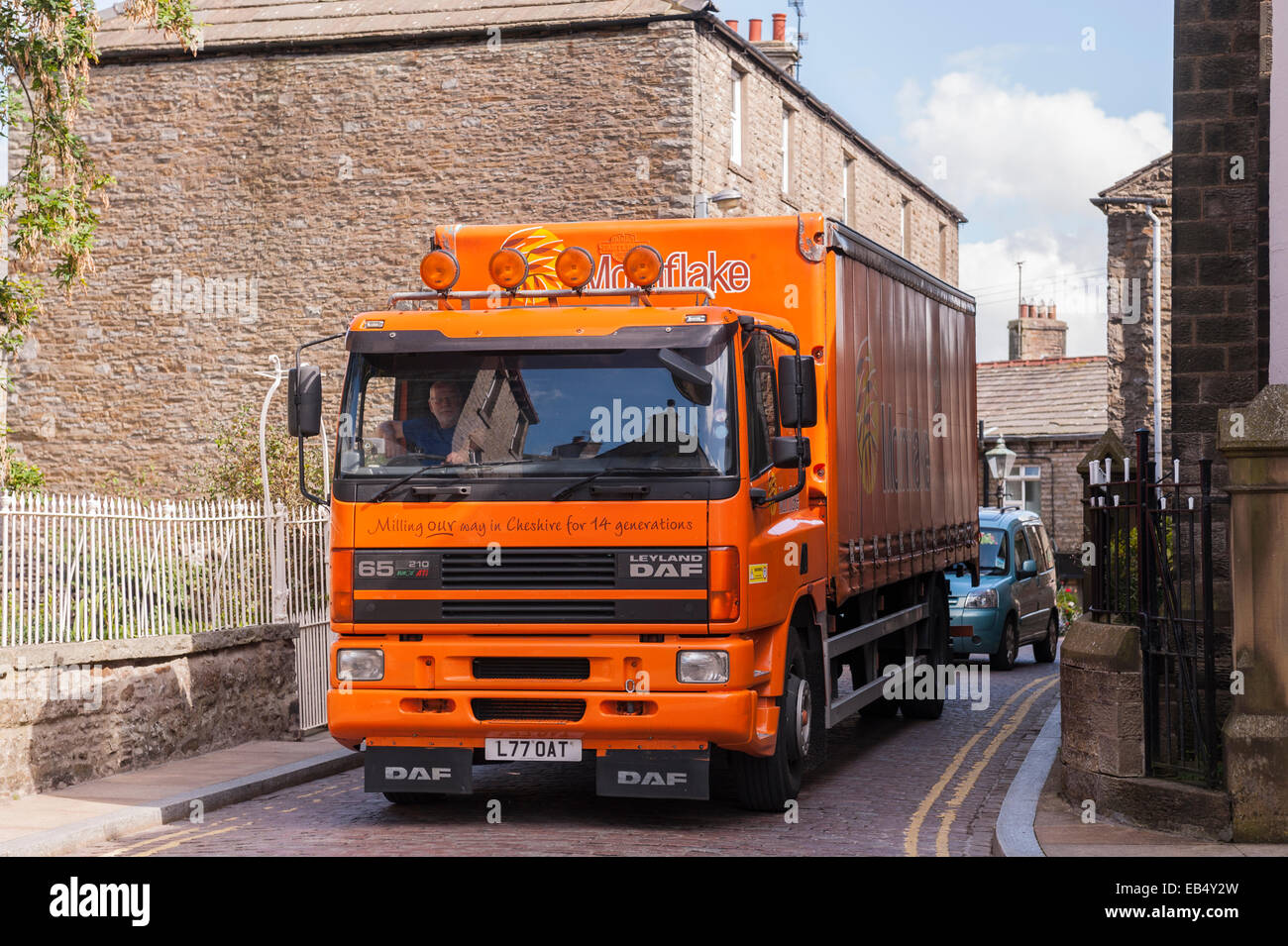 Lorry narrow road uk hi-res stock photography and images - Alamy