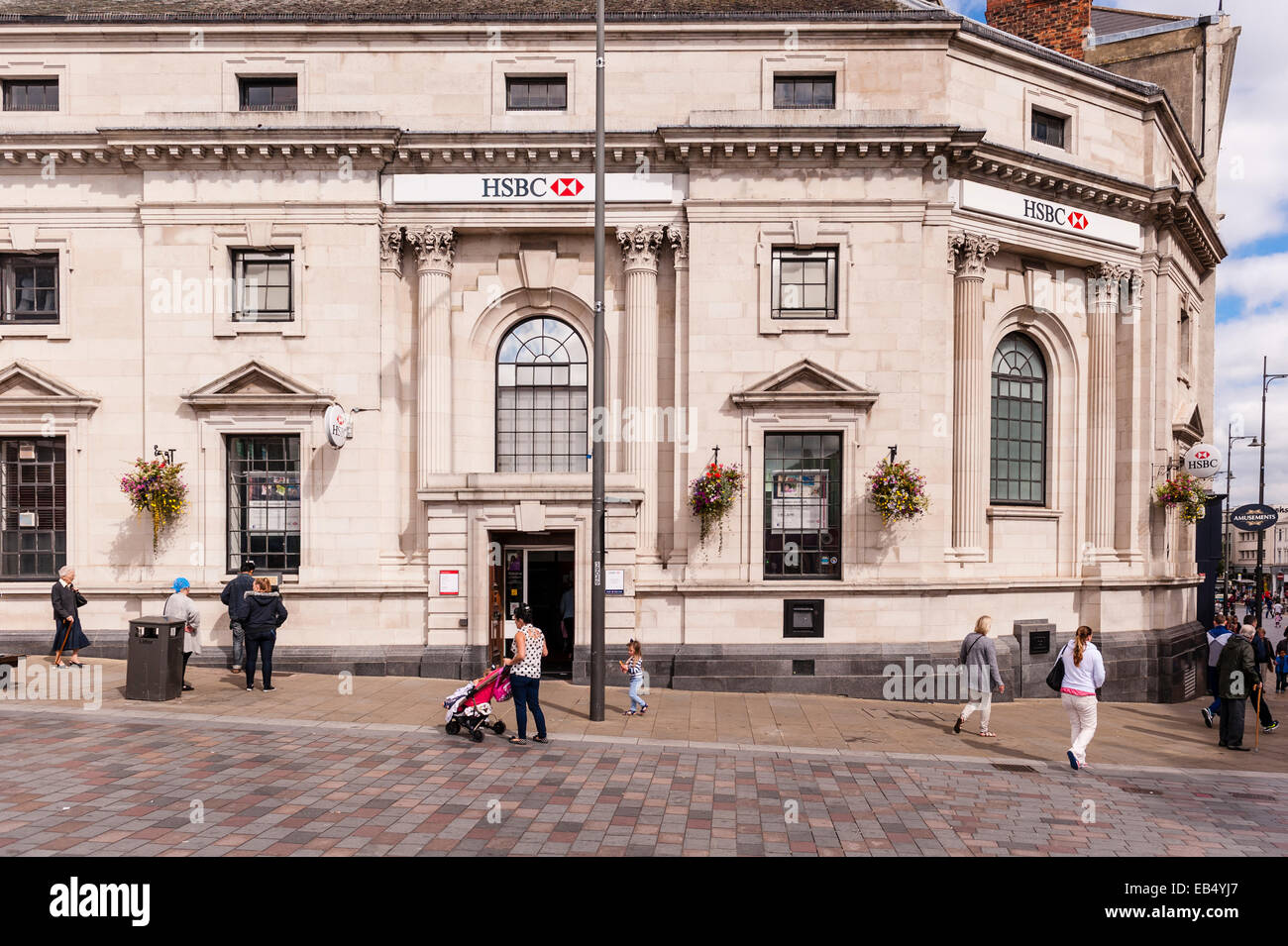 Hsbc bank exterior hi-res stock photography and images - Alamy