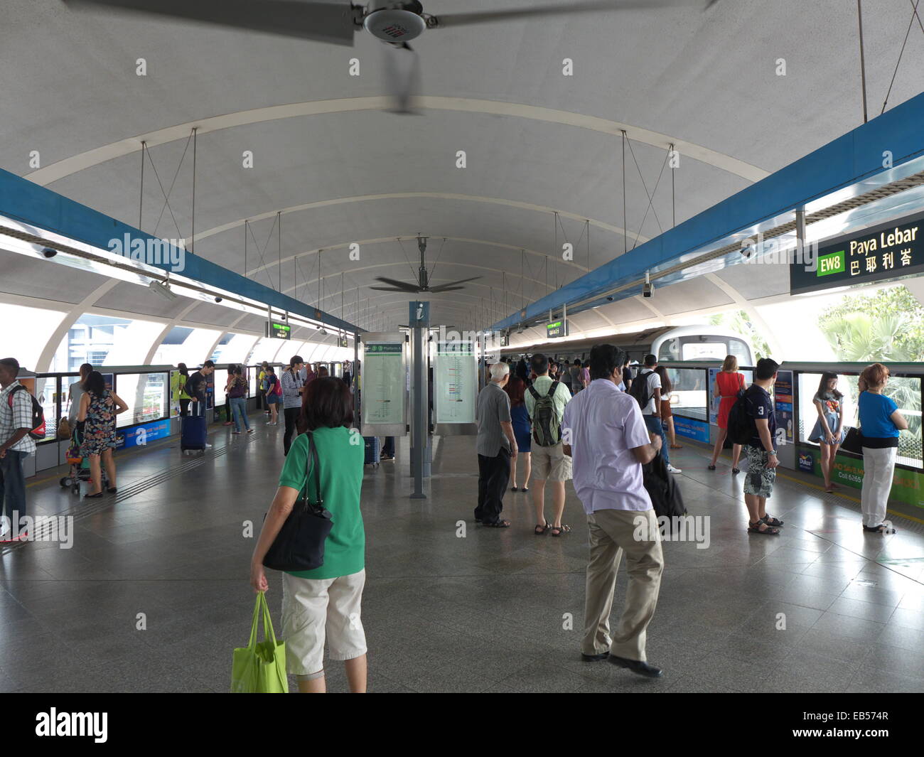 Singapore Metro MRT station platform Stock Photo - Alamy