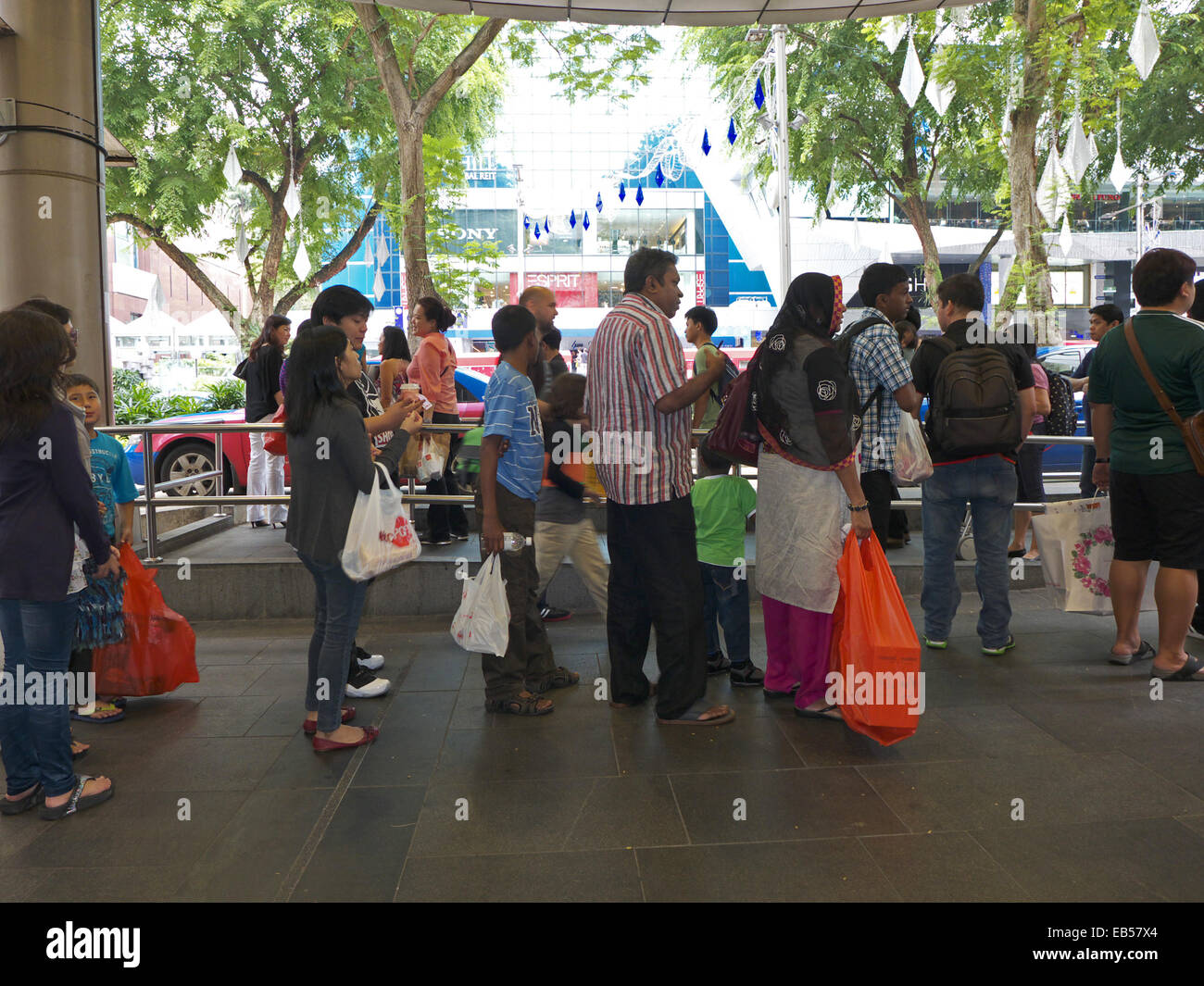 South East Asia Singapore passenger queue up for Taxi Stock Photo - Alamy