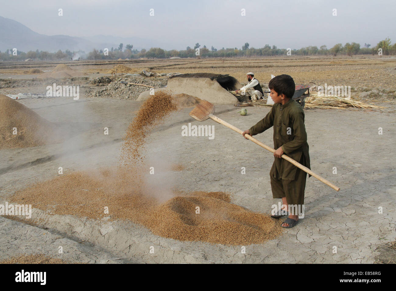 (141126) -- LAGHMAN, Nov. 26, 2014 (Xinhua) -- An Afghan child ...
