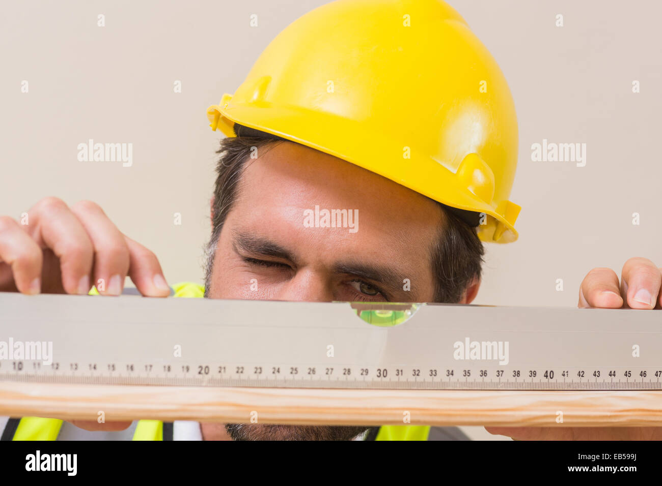 Construction worker using spirit level Stock Photo - Alamy