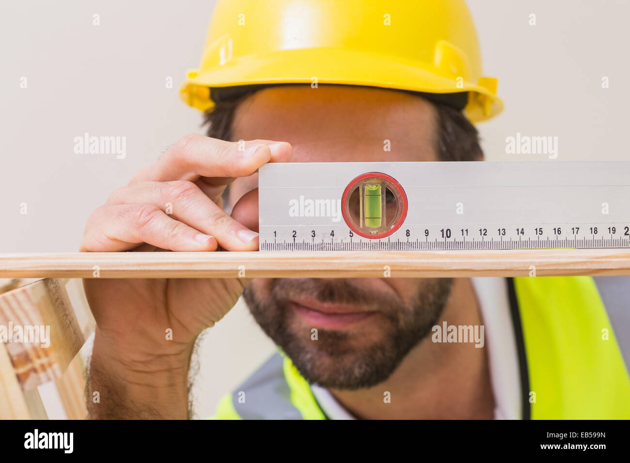 Construction worker using spirit level Stock Photo - Alamy
