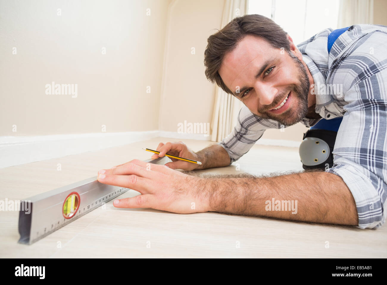 Construction worker using spirit level Stock Photo - Alamy