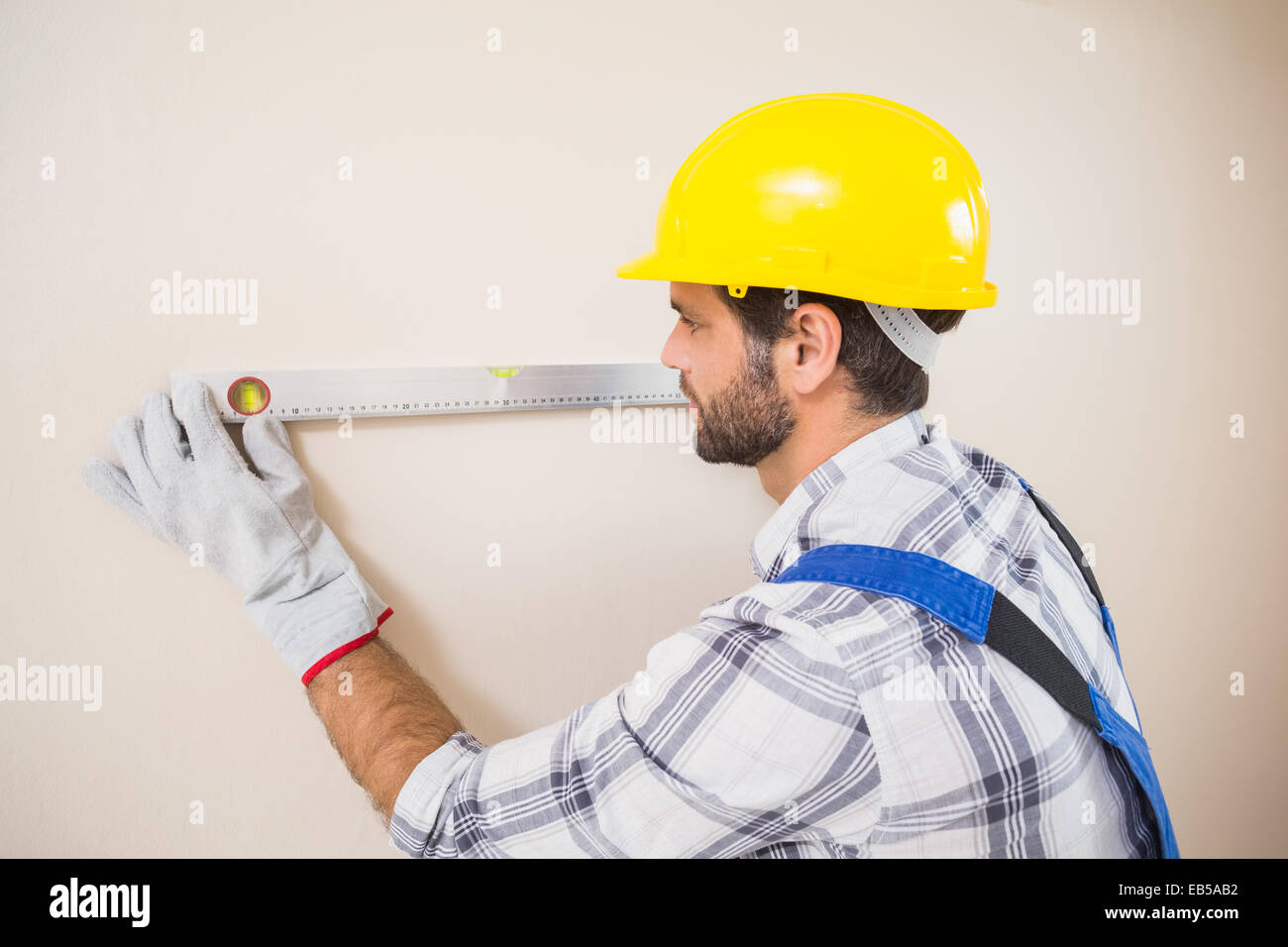 Construction worker using spirit level Stock Photo - Alamy