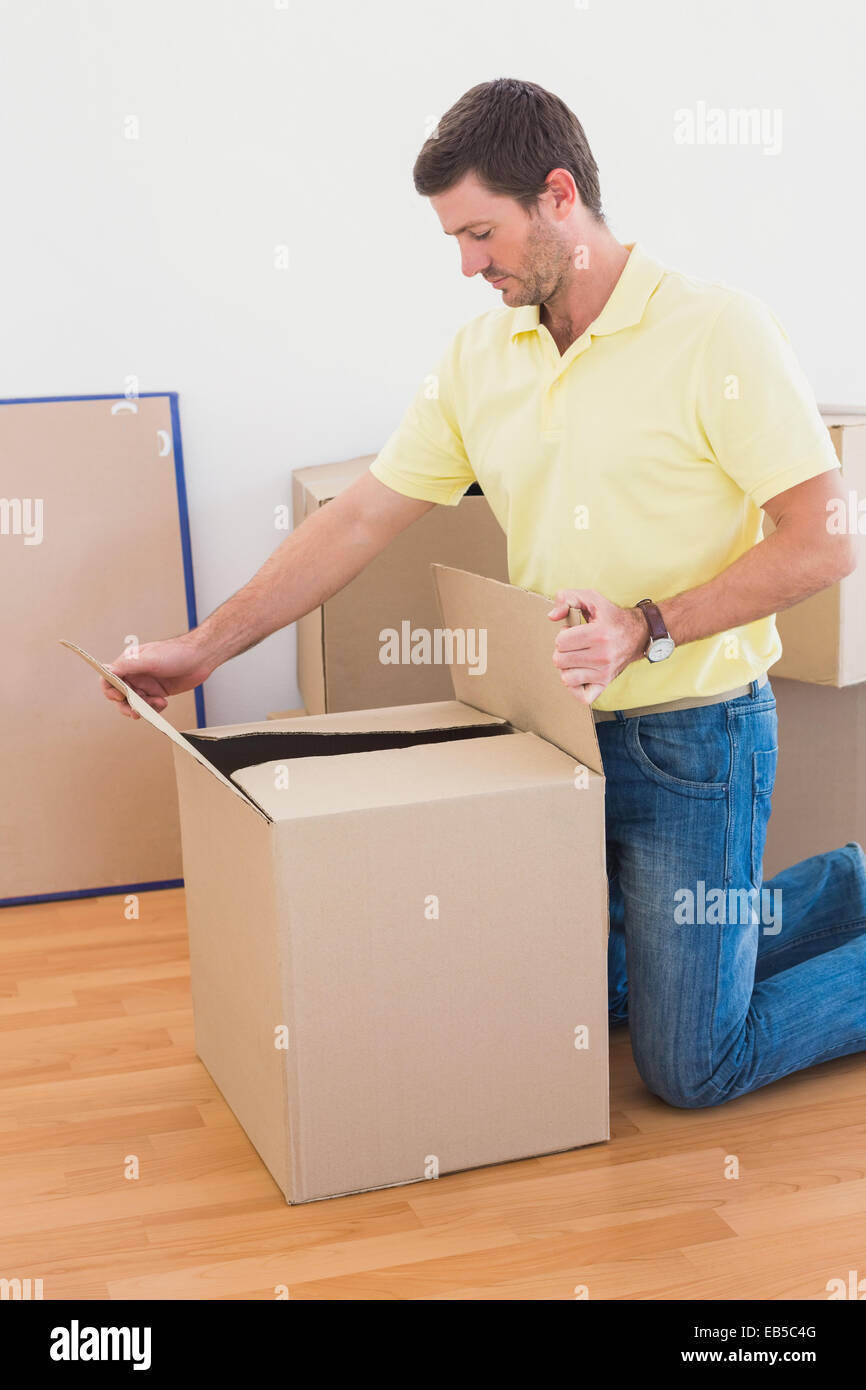 Man open a moving box at home Stock Photo - Alamy