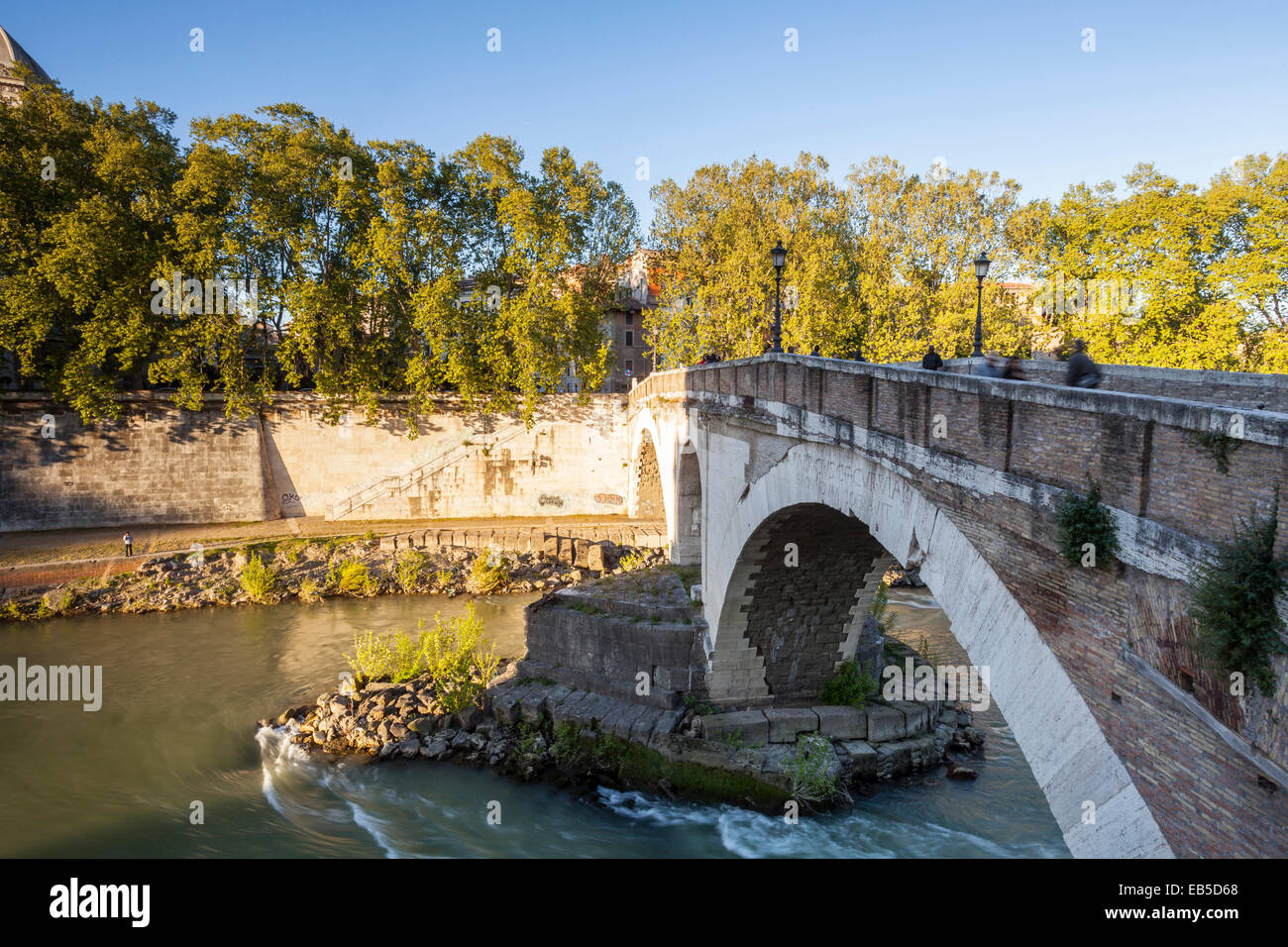 Ponte fabricio rome hi-res stock photography and images - Alamy