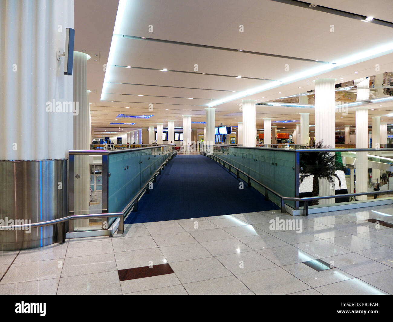 Flight dubai airport hi-res stock photography and images - Alamy