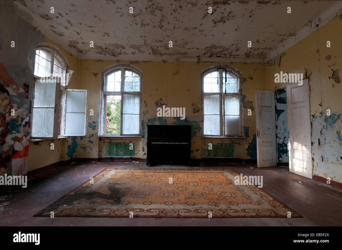 Lost place room hi-res stock photography and images - Alamy