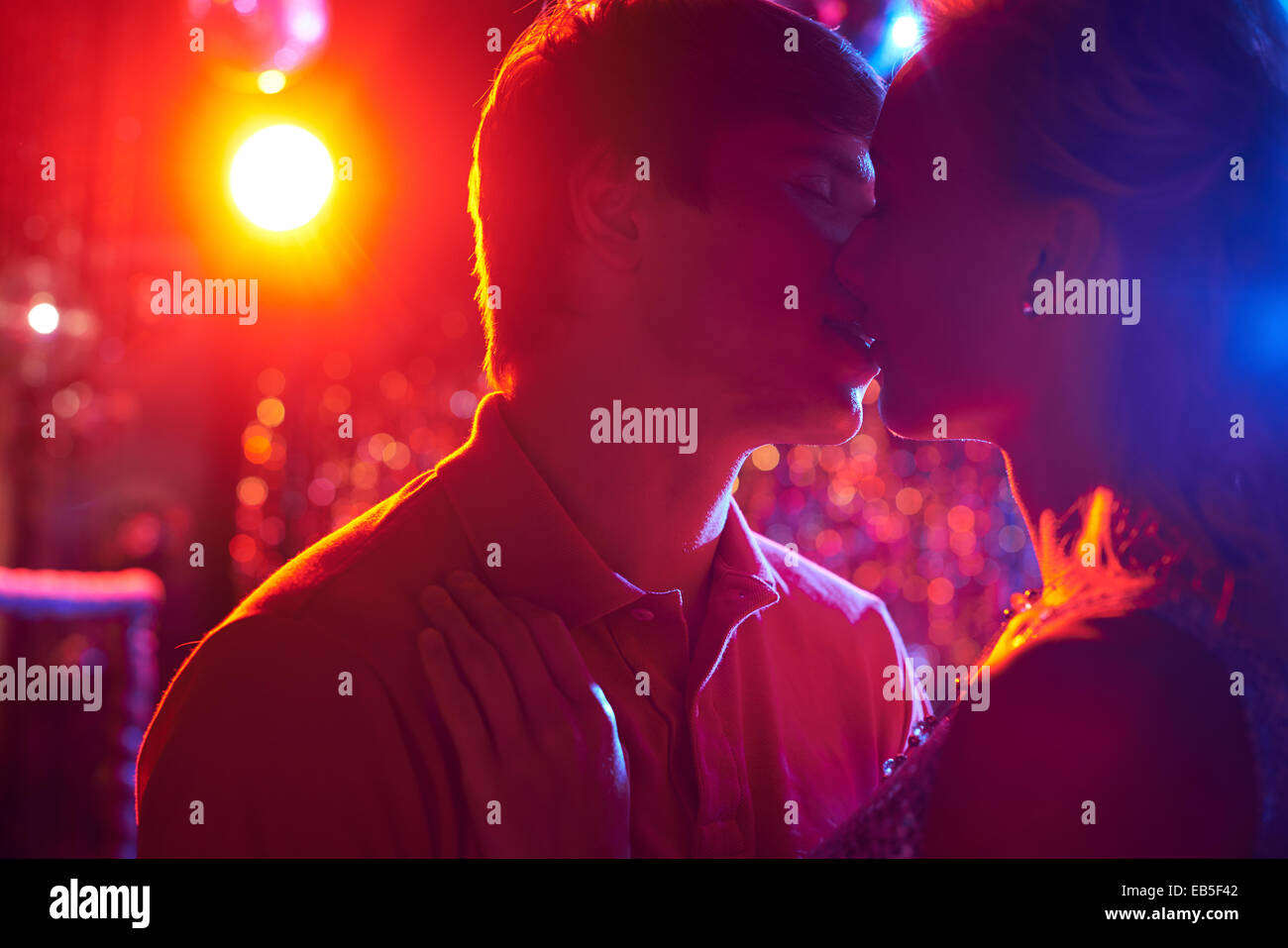 Beautiful couple kissing night hi-res stock photography and images - Alamy