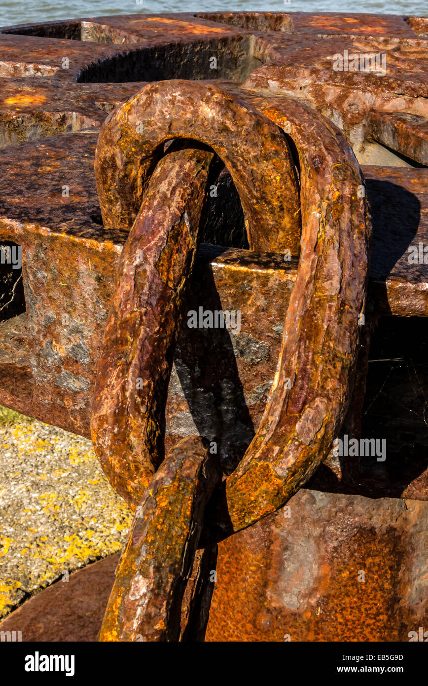 Rusty chain on an old capstan in Aberdeen harbour Stock Photo - Alamy