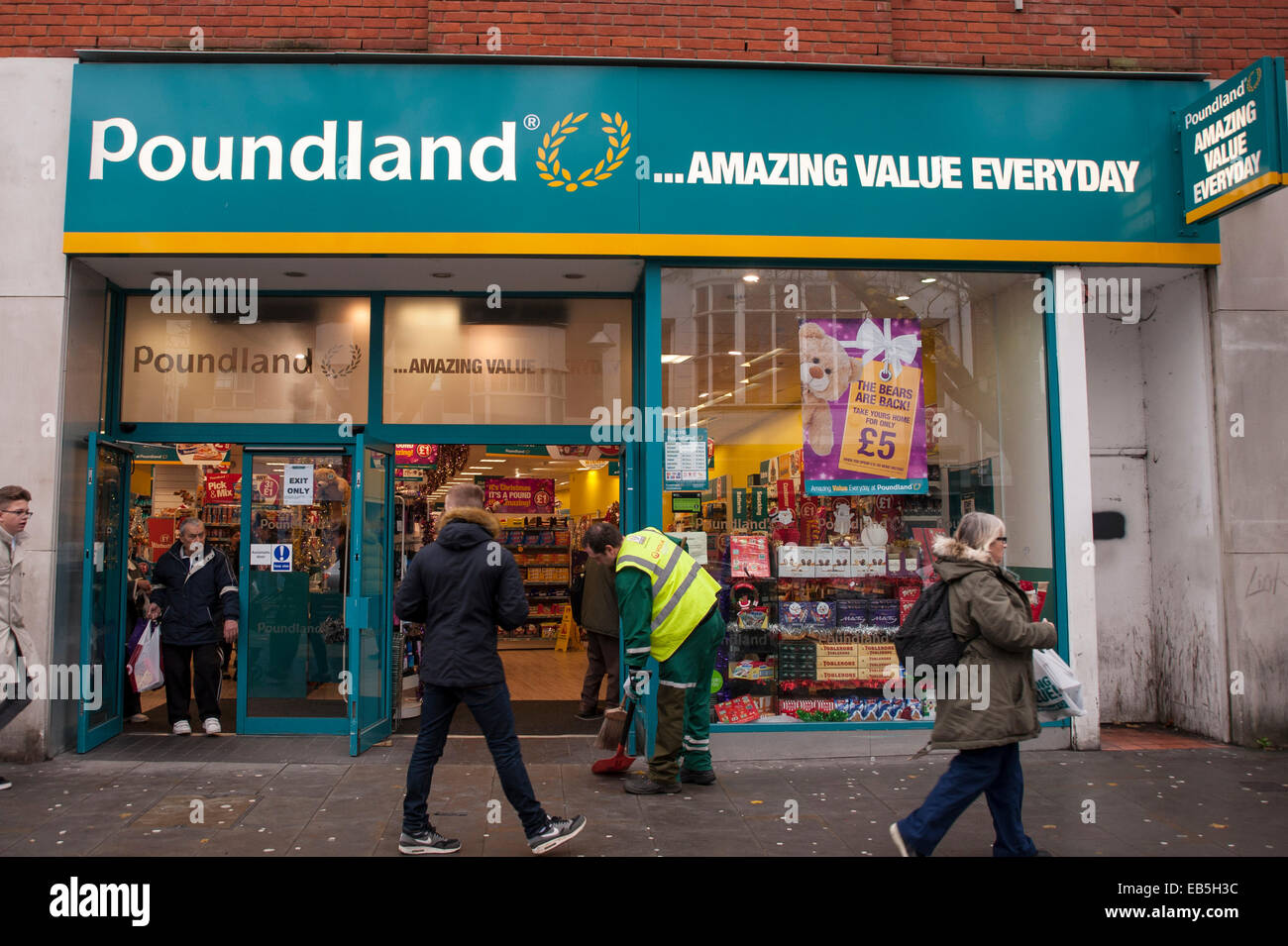 Watford, Hertfordshire, UK. 26th November, 2014. Discount stores ...
