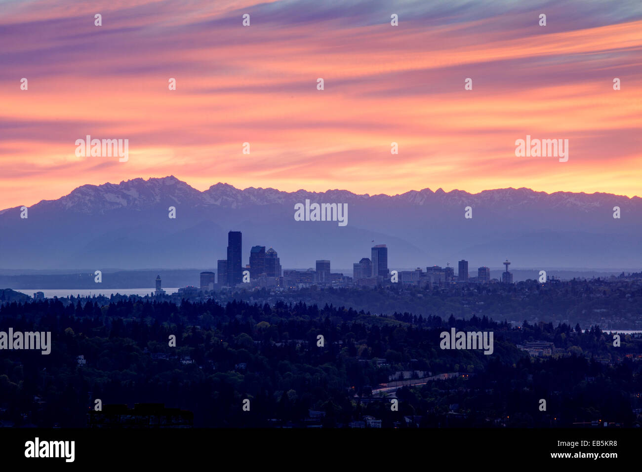 Seattle skyline mountains hi-res stock photography and images - Alamy