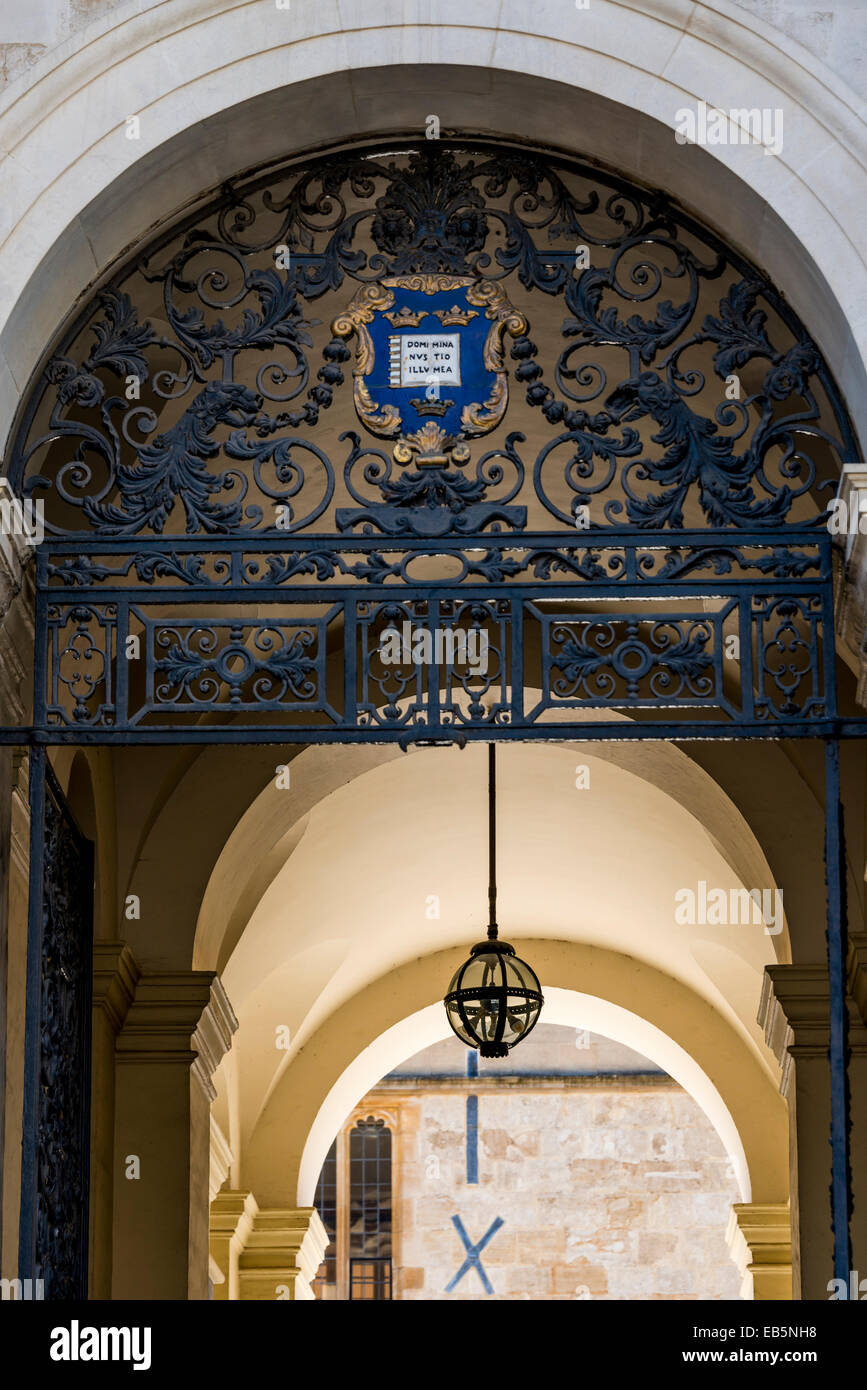 Looking through an archway of the Clarendon Building to the Bodleian ...