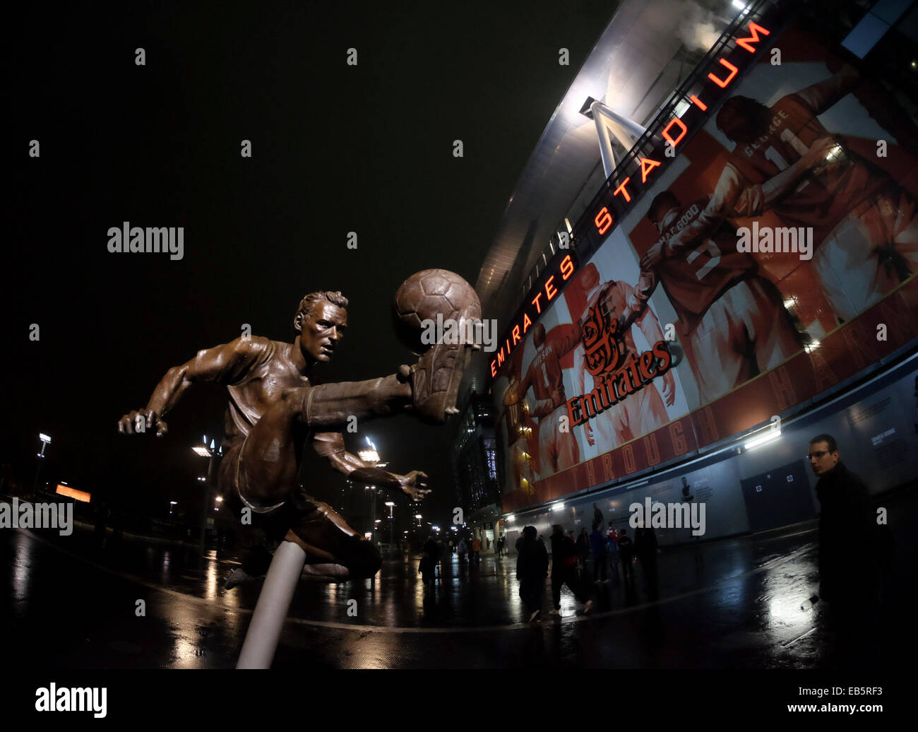 Dennis bergkamp statue hi-res stock photography and images - Alamy