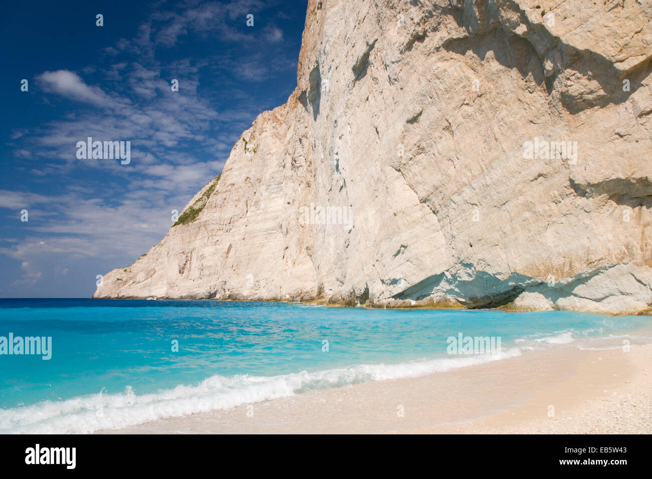 Cliffs overhanging the sea hi-res stock photography and images - Alamy