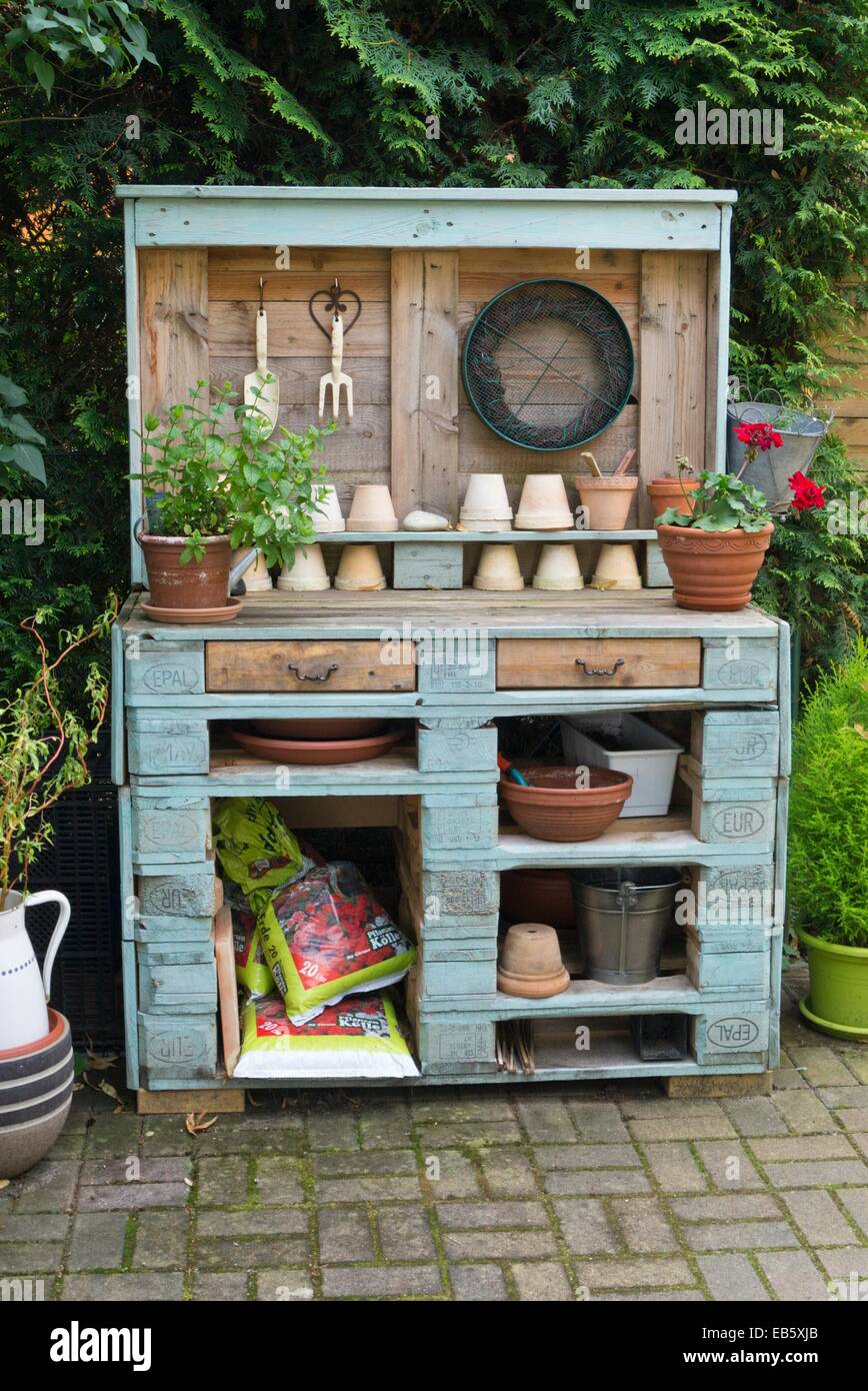 Work table made of wooden pallets Stock Photo - Alamy