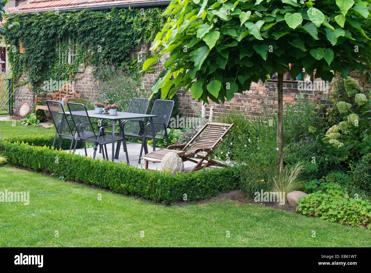 Family seating hi-res stock photography and images - Alamy