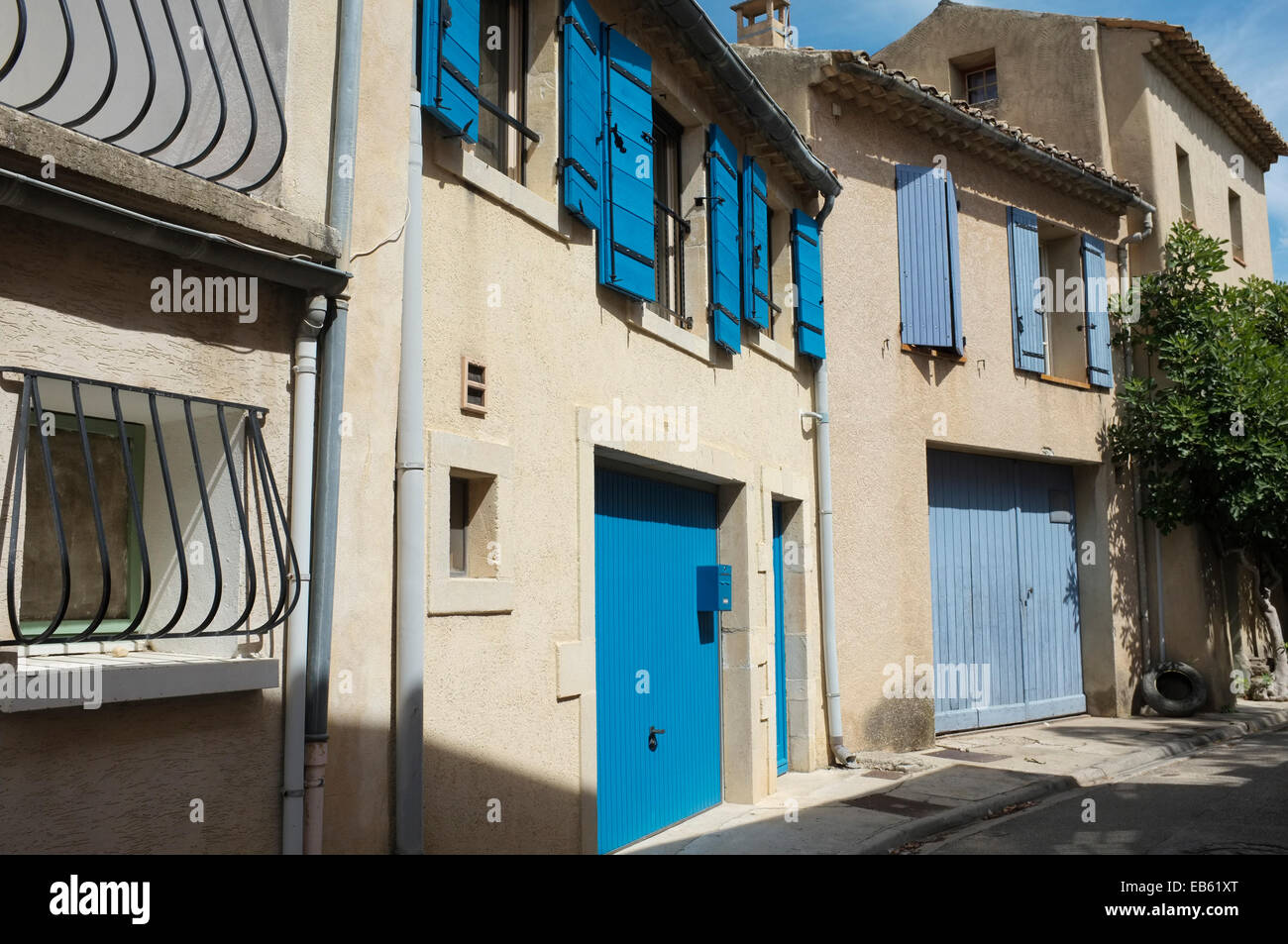 Houses in the hill-top village of Villedieu, Vaucluse, Provence, France ...
