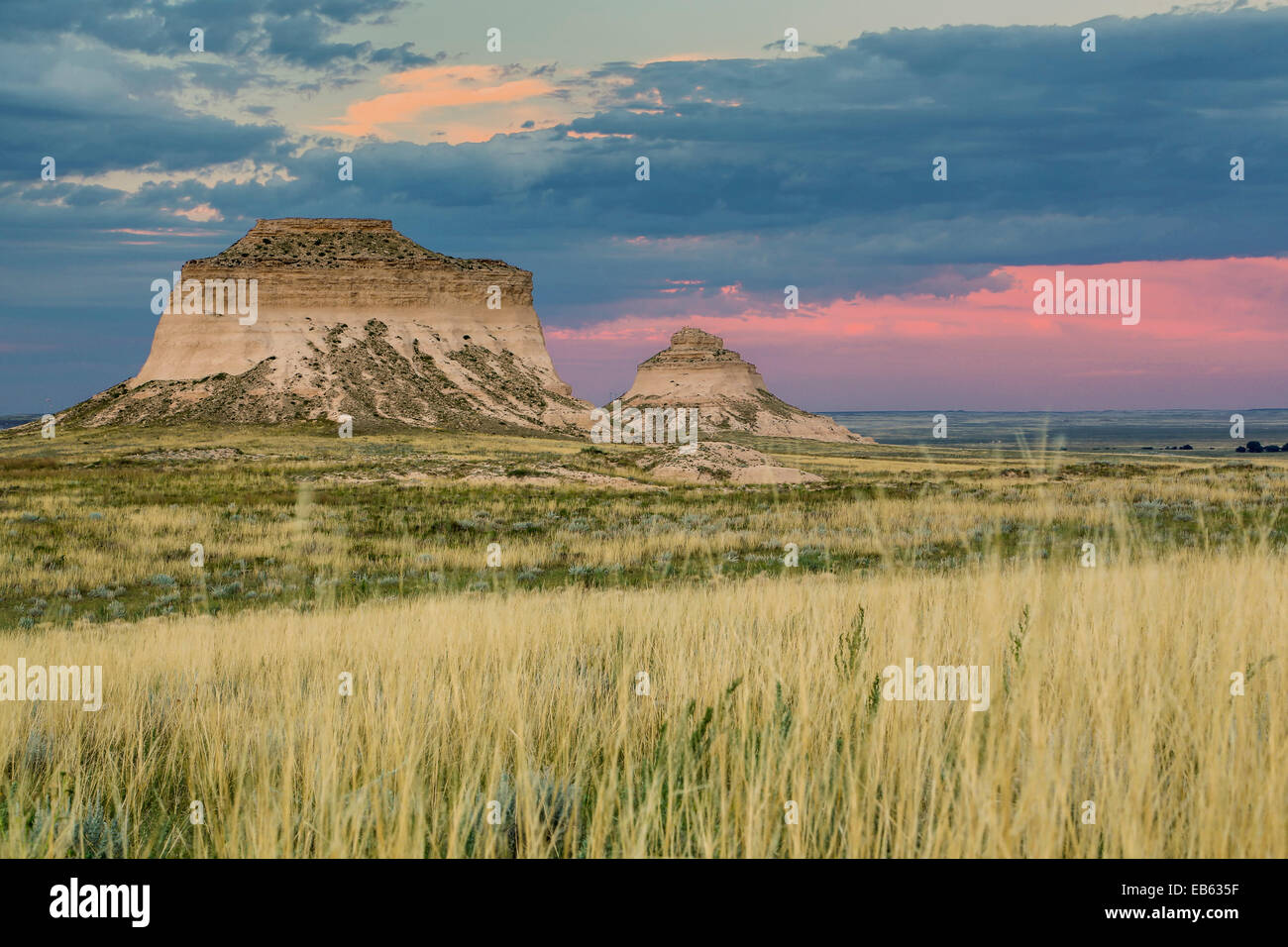 Grasses and Pawnee Buttes, Pawnee National Grassland, Colorado USA ...
