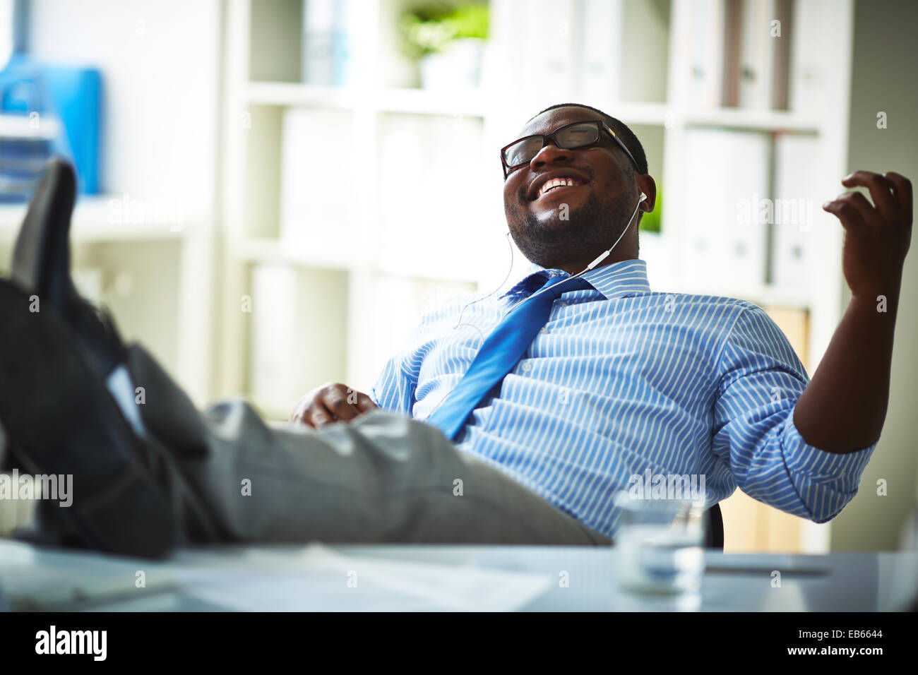 Office worker listening to music at workplace Stock Photo - Alamy
