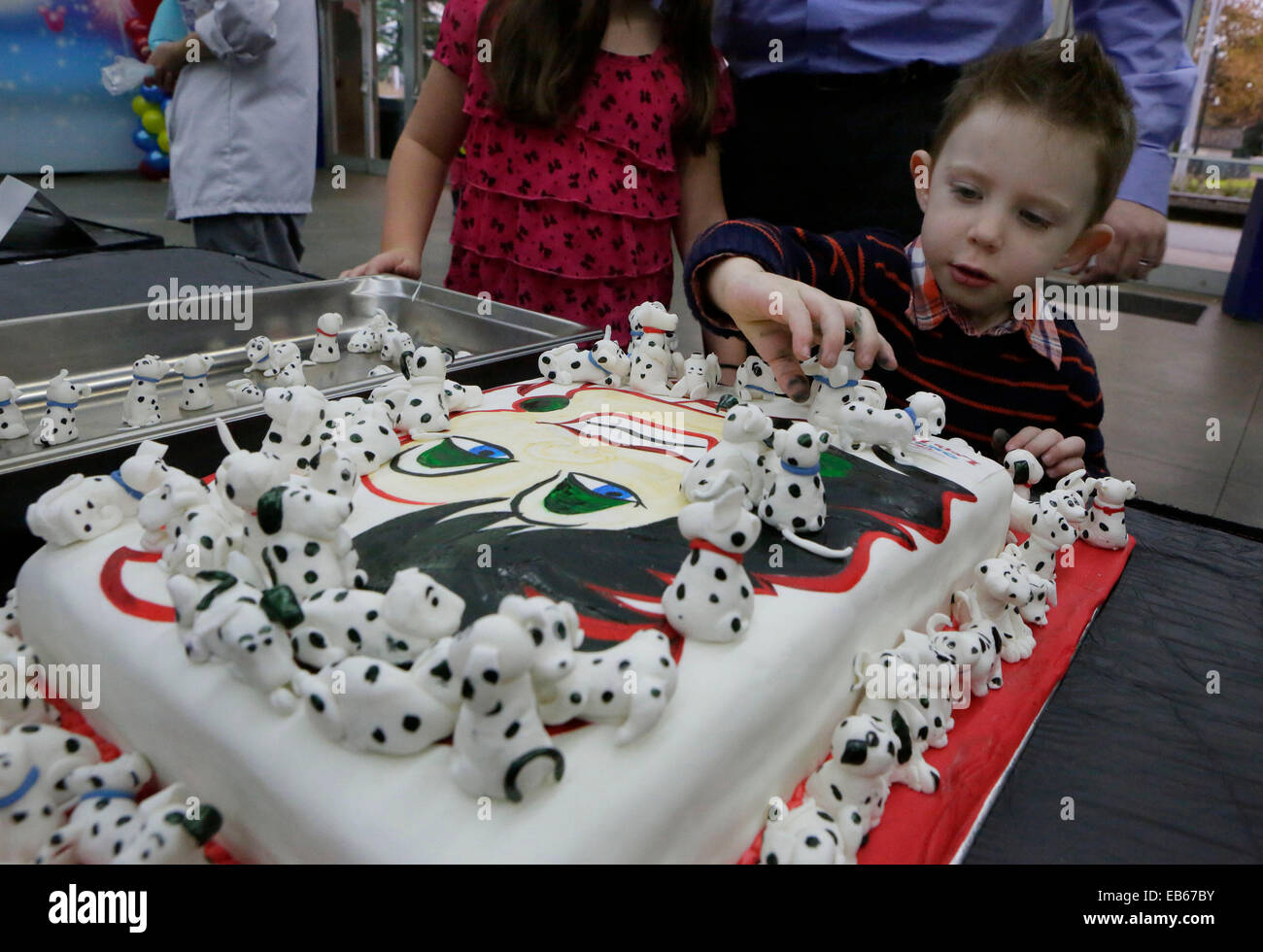 Vancouver, Canada. 26th Nov, 2014. A young visitor is attracted by the ...