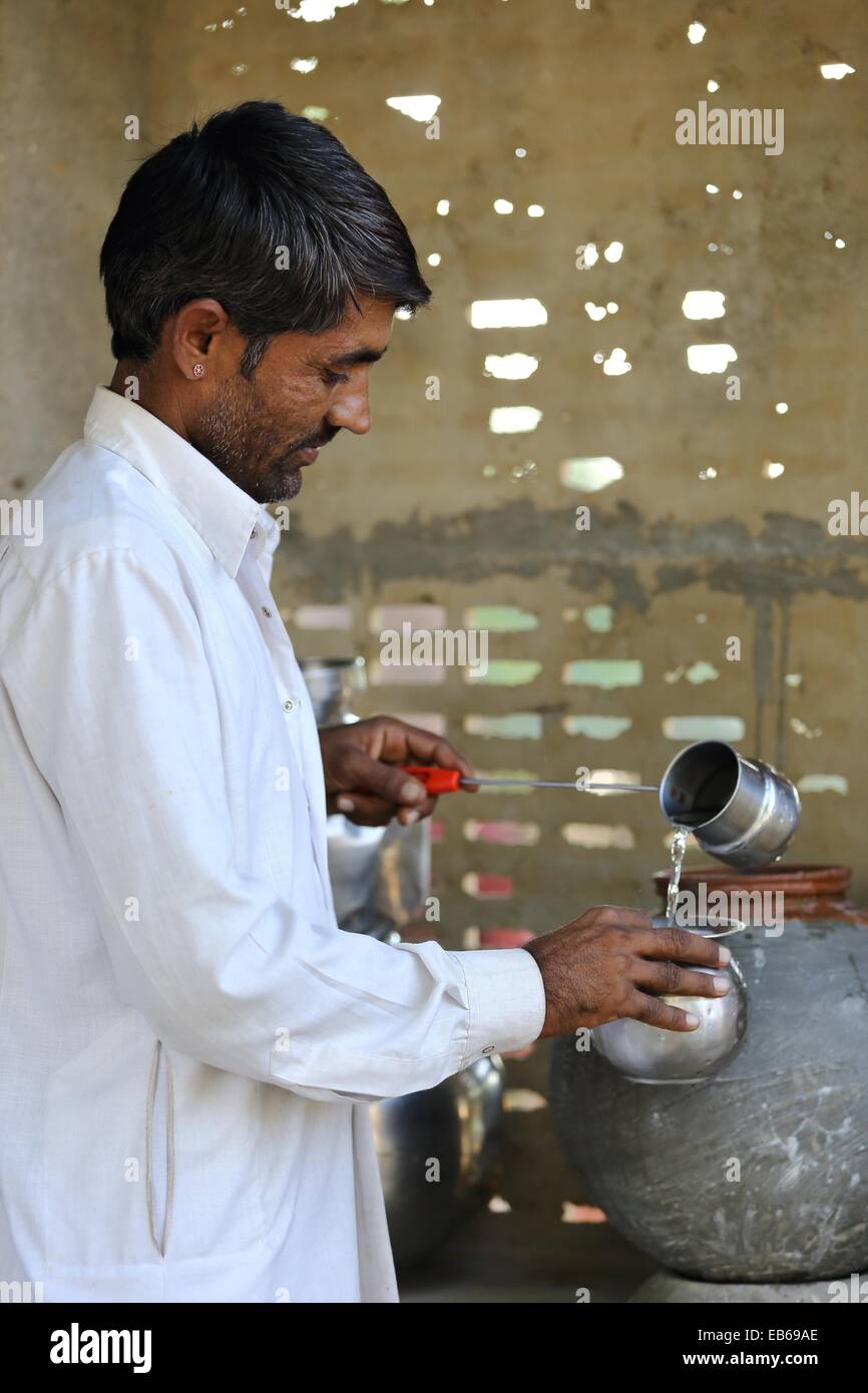 India rajasthan man men water hi-res stock photography and images - Alamy