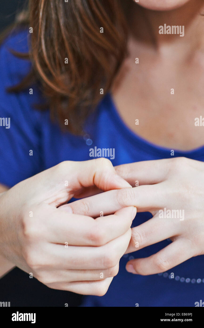 WOMAN WITH PAINFUL HAND Stock Photo - Alamy