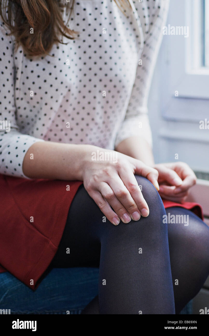 WOMAN WITH KNEE PAIN Stock Photo - Alamy
