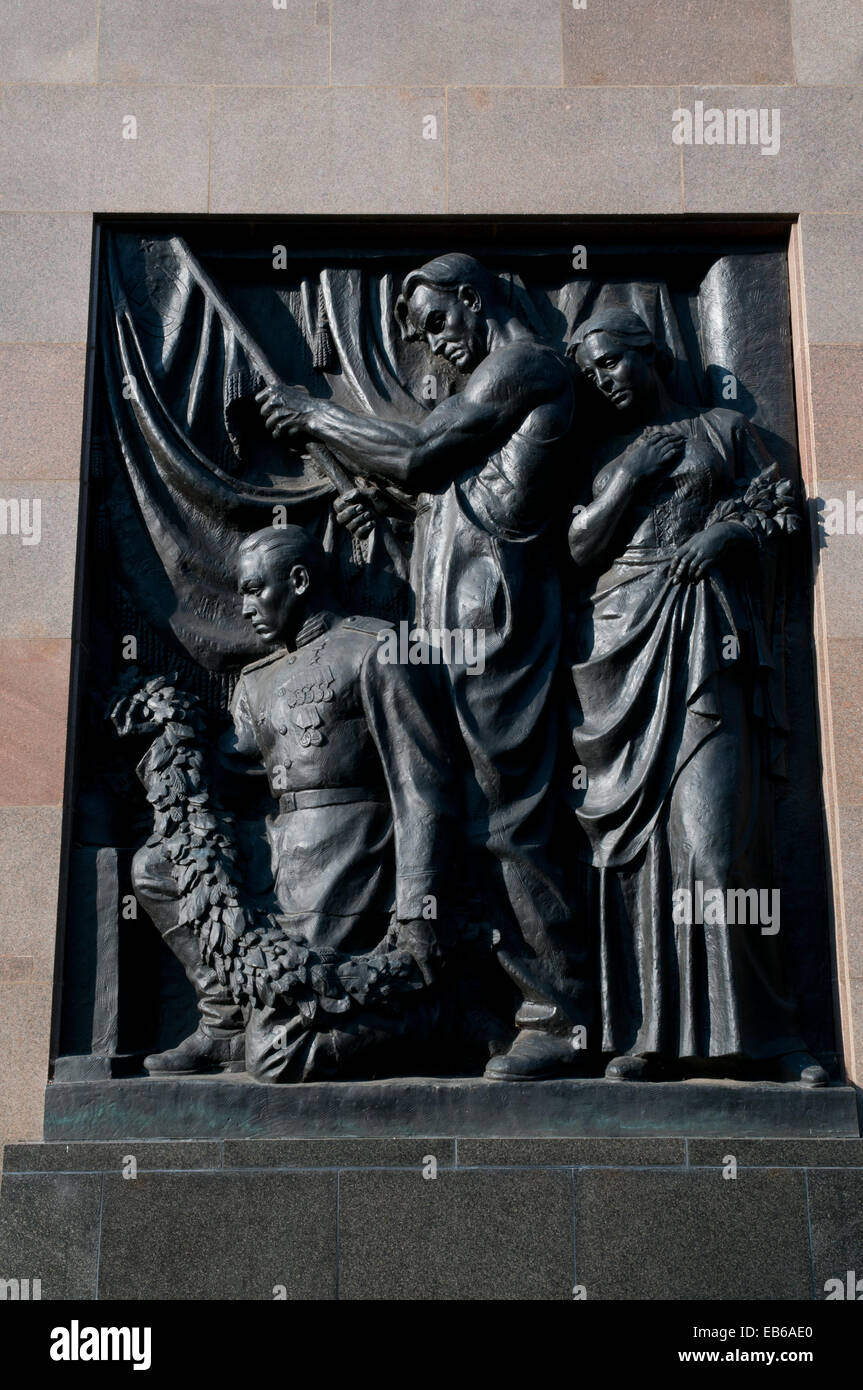 Soviet war memorial and war cemetery, Berlin Stock Photo - Alamy