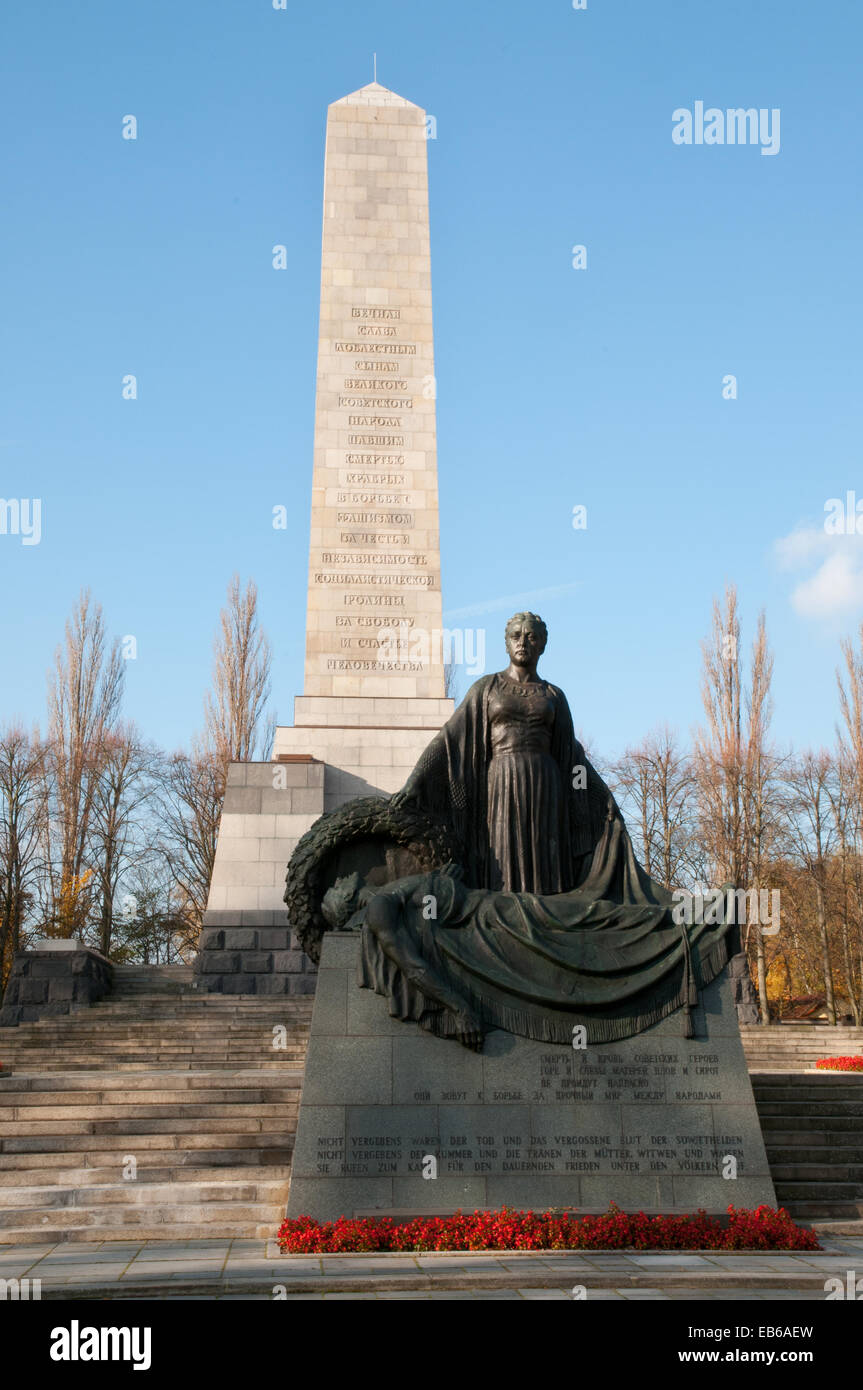 Soviet war memorial and war cemetery, Berlin Stock Photo - Alamy