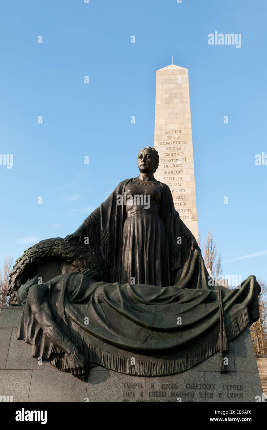 Soviet war memorial and war cemetery, Berlin Stock Photo - Alamy