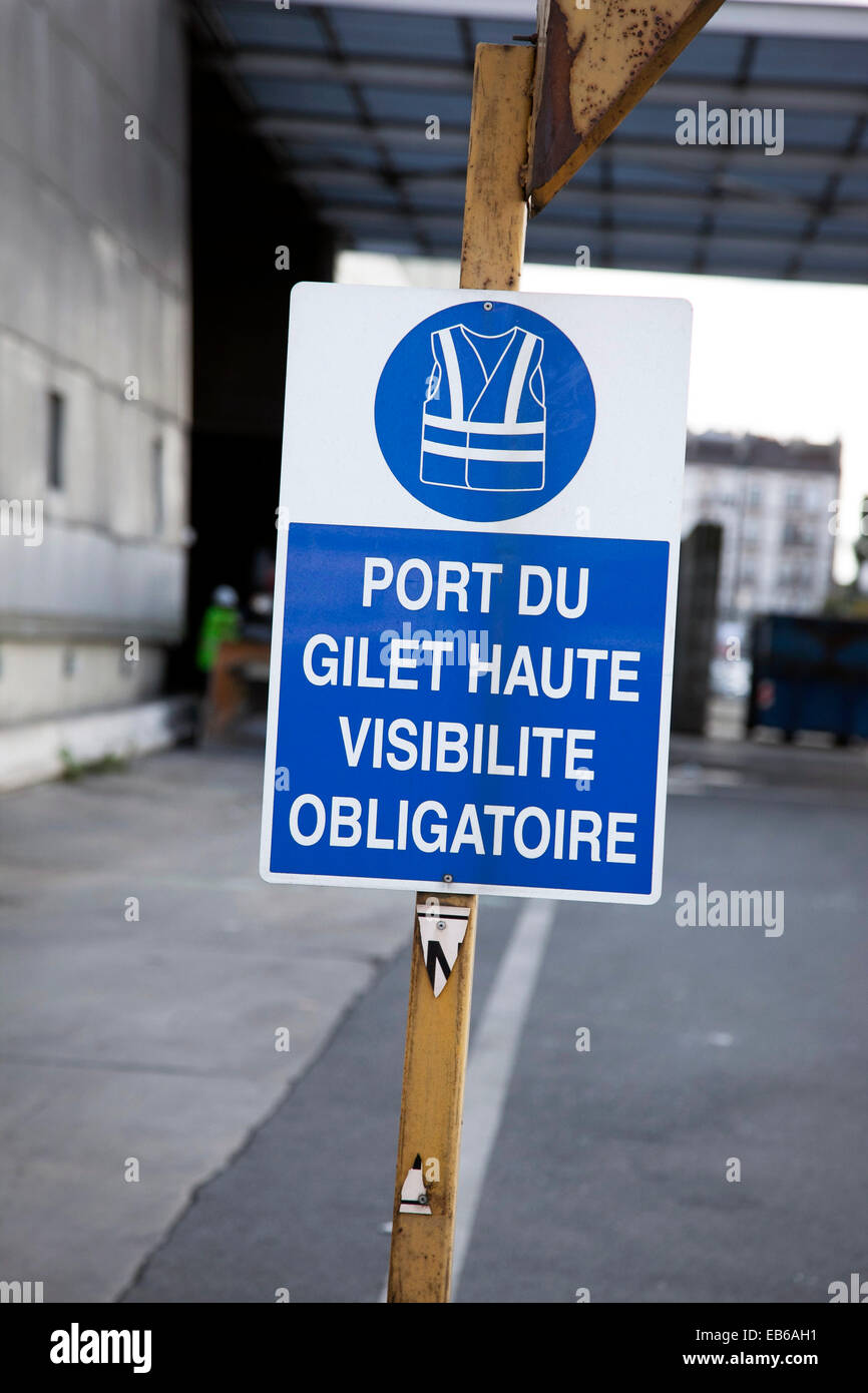 Health safety signage outside hi-res stock photography and images - Alamy