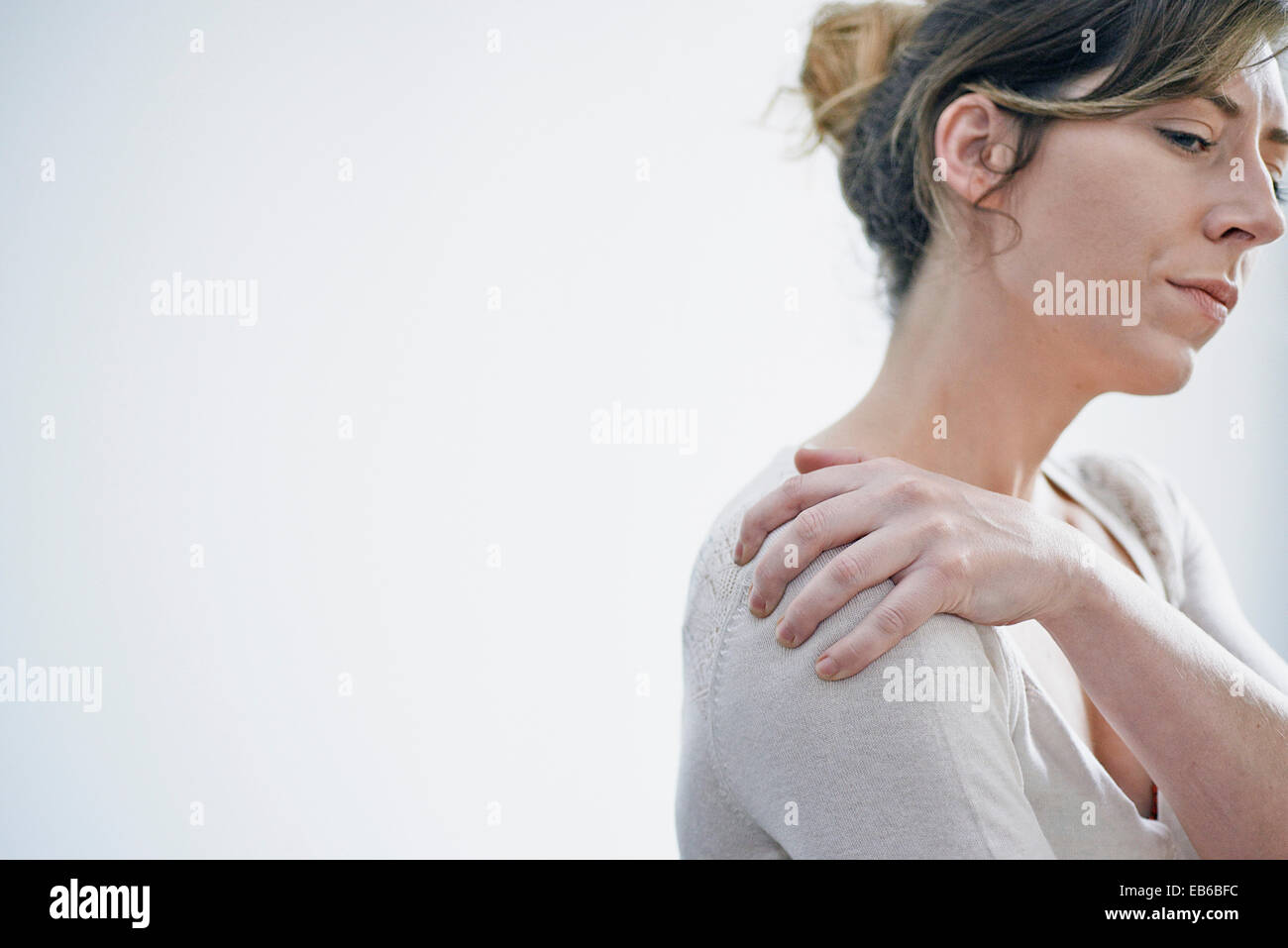 WOMAN WITH SHOULDER PAIN Stock Photo - Alamy