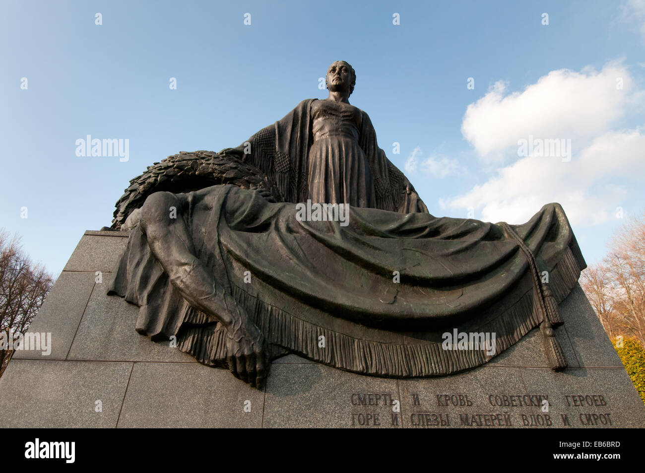Soviet war memorial and war cemetery, Berlin Stock Photo - Alamy