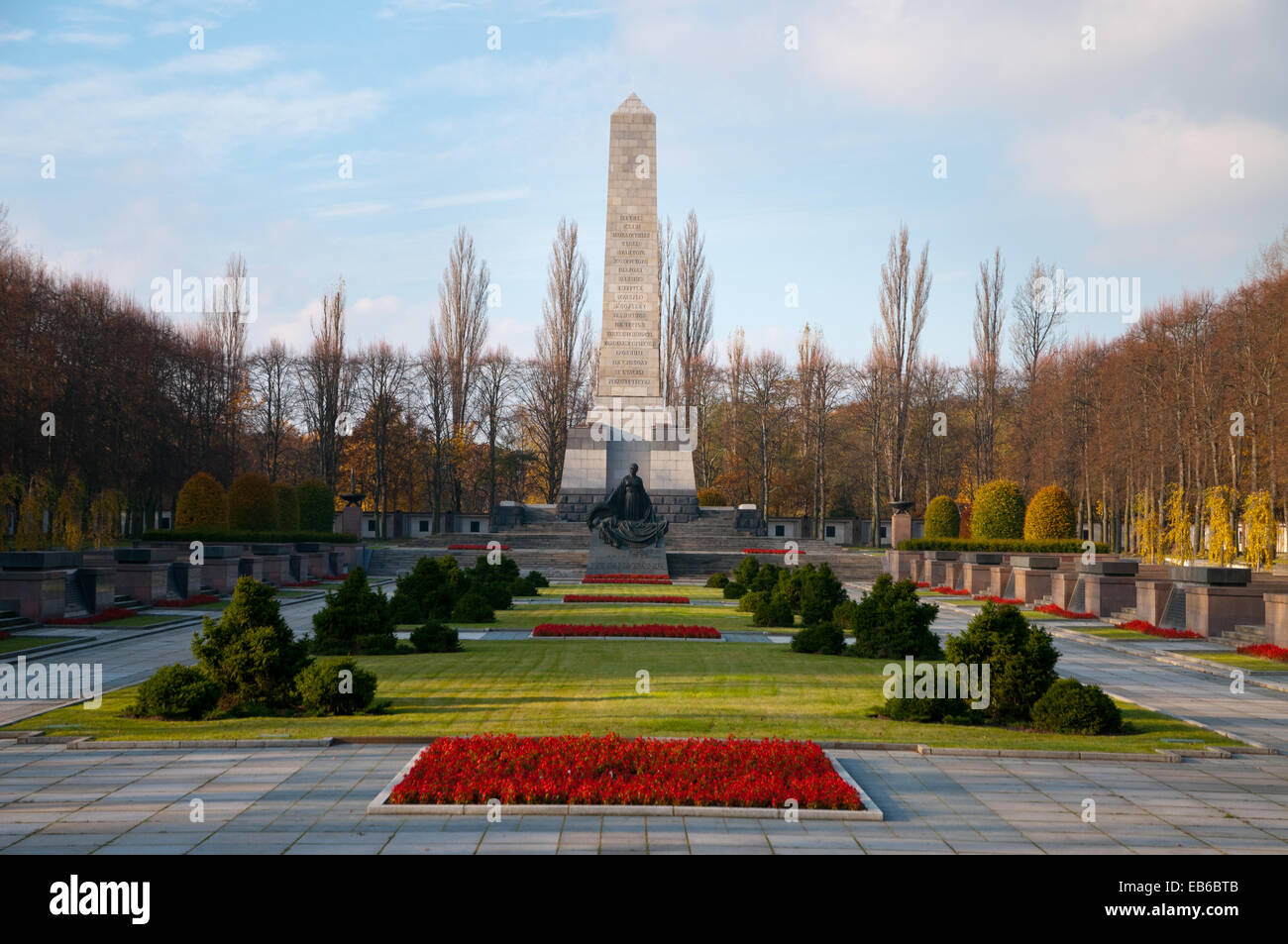 Soviet war memorial and war cemetery, Berlin Stock Photo - Alamy