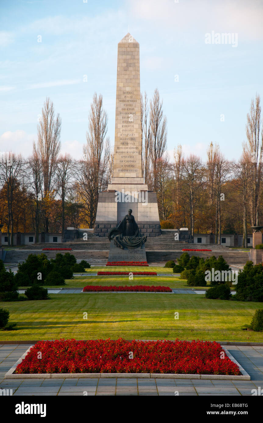 Soviet war memorial and war cemetery, Berlin Stock Photo - Alamy