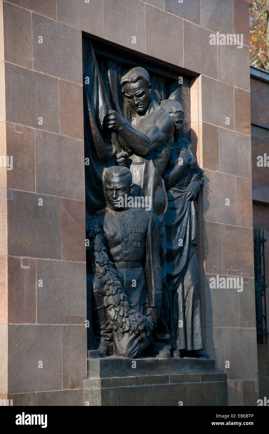 Soviet war memorial and war cemetery, Berlin Stock Photo - Alamy