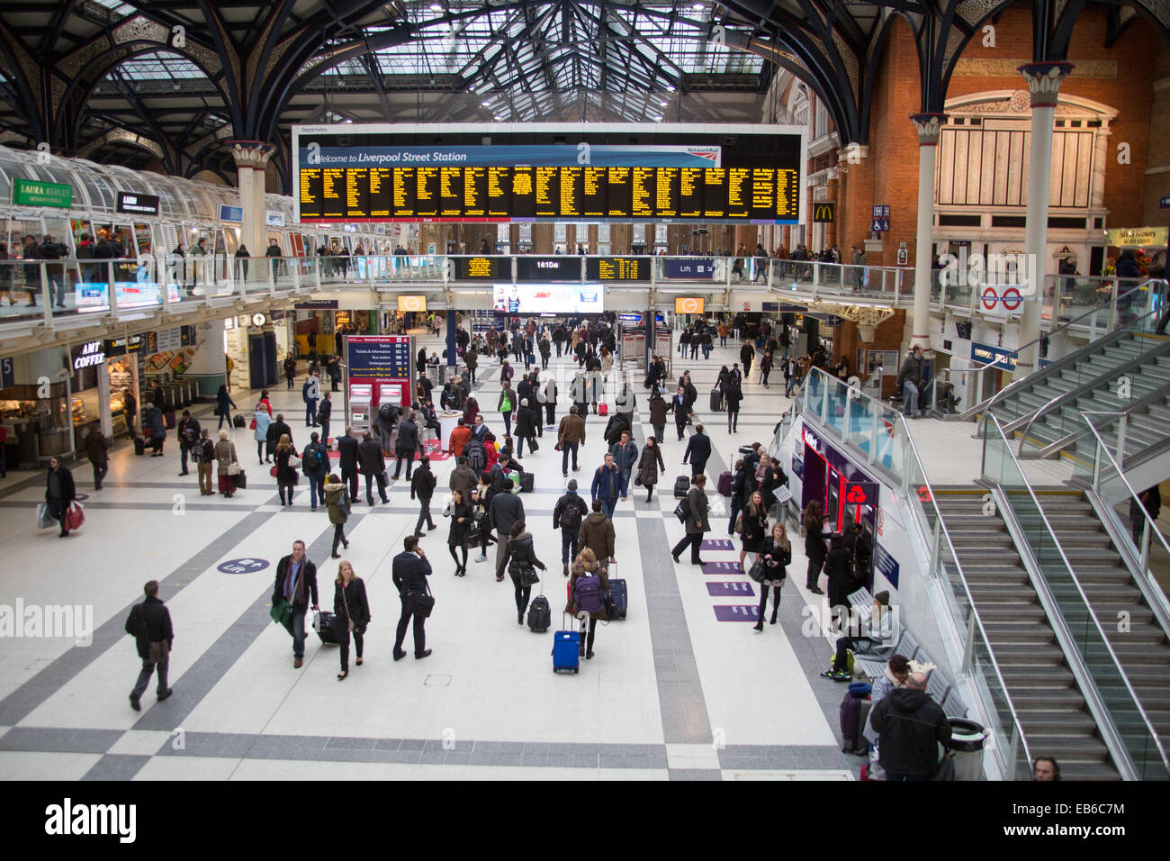 A crowd of people at the main concourse of Liverpool Street Railway ...
