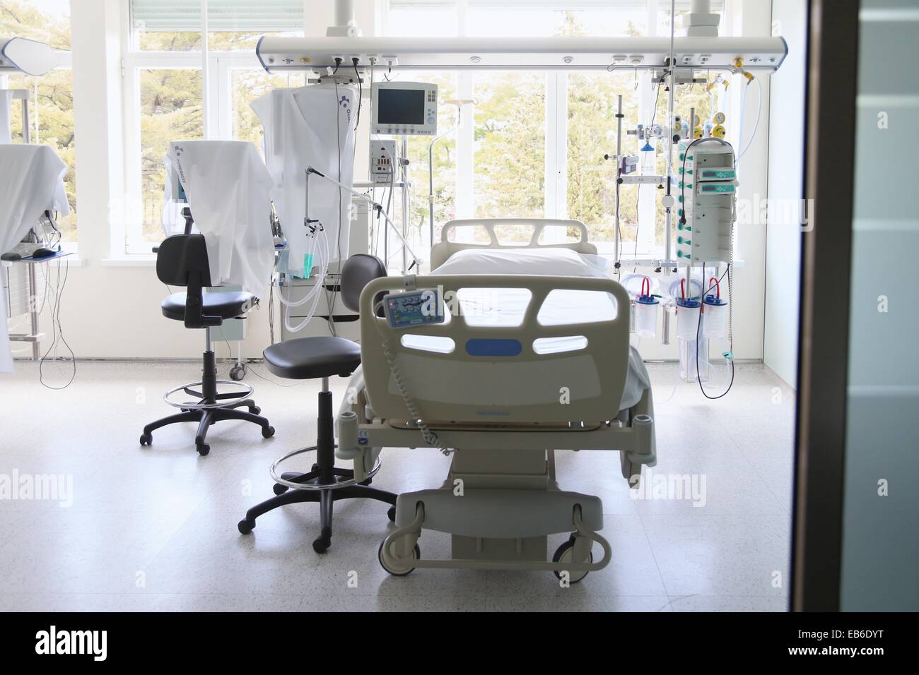 Empty room intensive care unit hi-res stock photography and images - Alamy