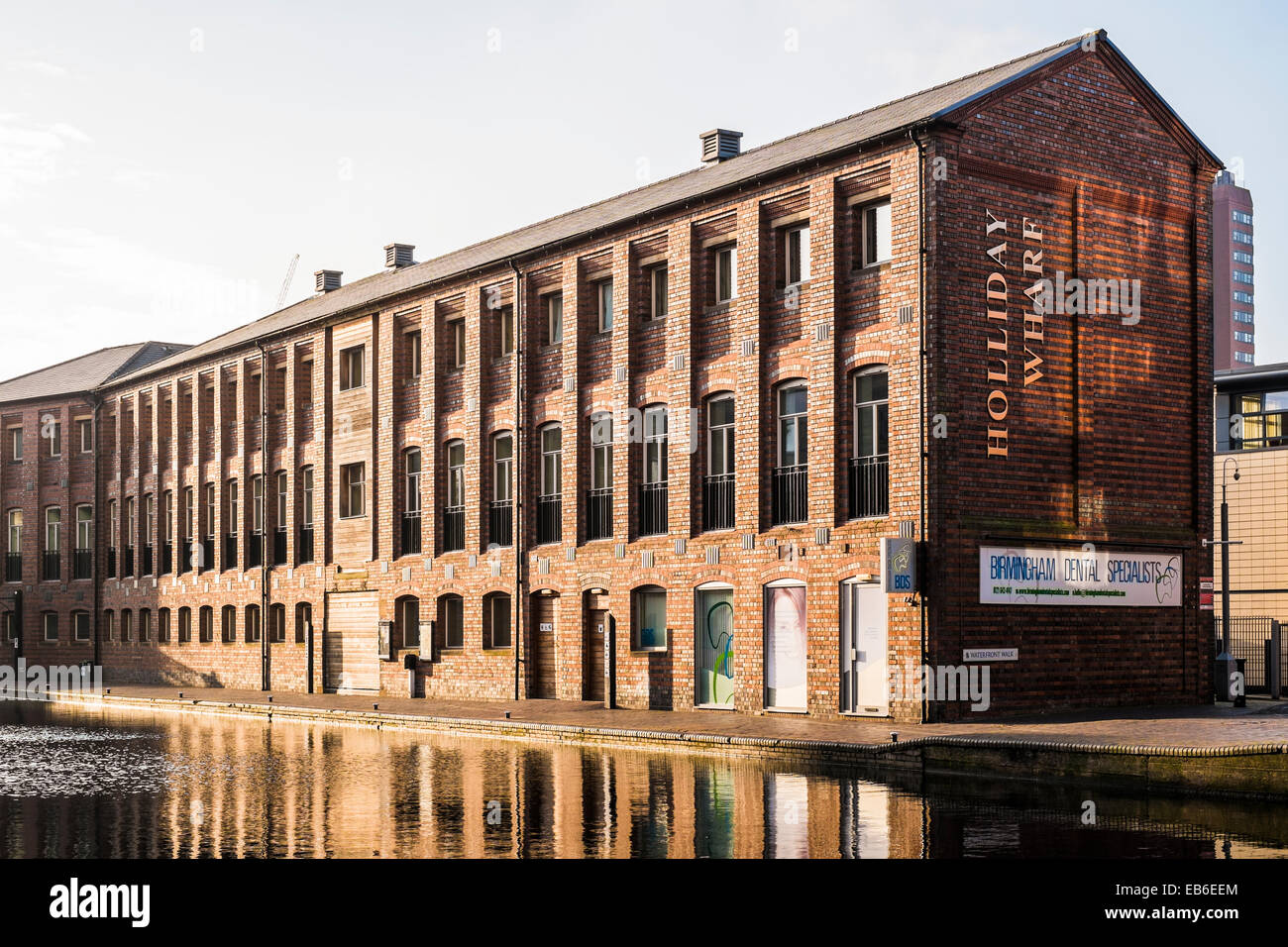 Canal wharf building hi-res stock photography and images - Alamy