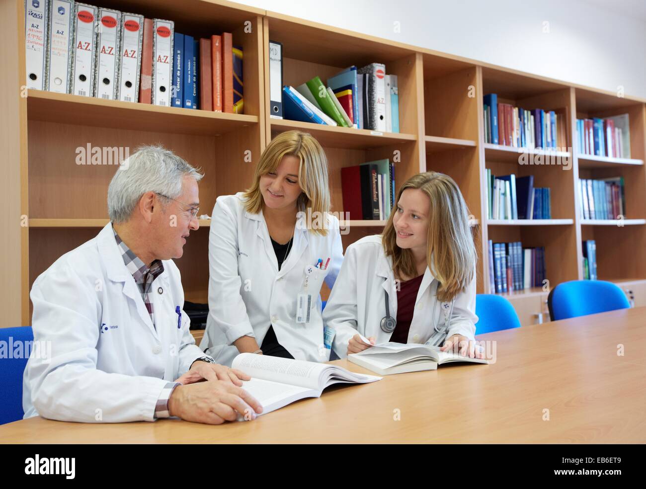Doctors teaching hi-res stock photography and images - Alamy