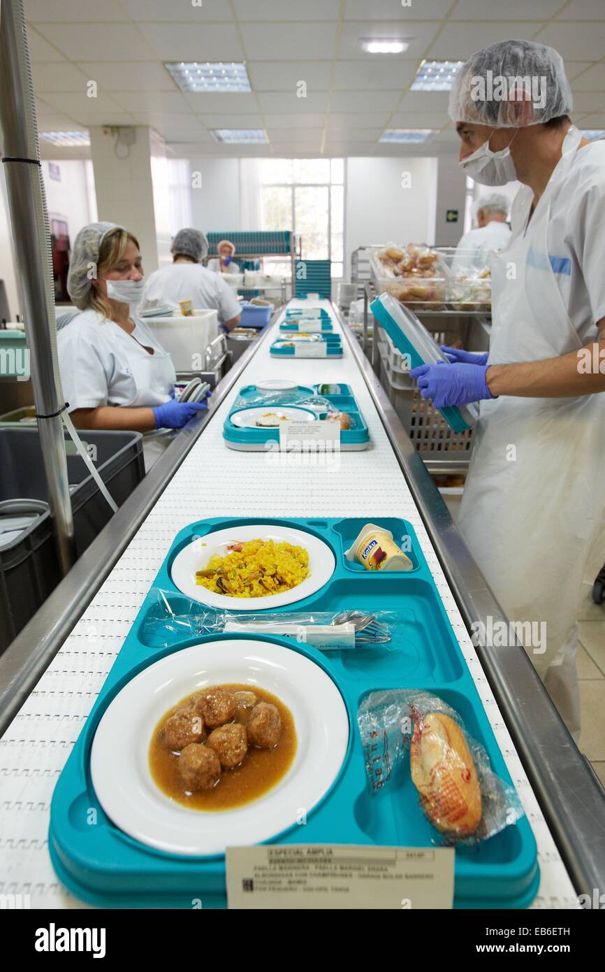 Hospital meal preparation hi-res stock photography and images - Alamy