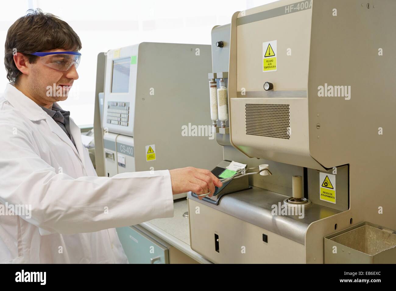 Sulfur analyzer hi-res stock photography and images - Alamy
