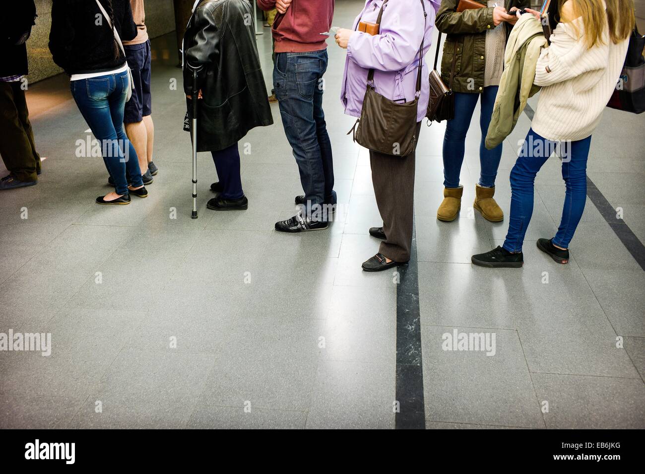 Gente haciendo cola hi-res stock photography and images - Alamy