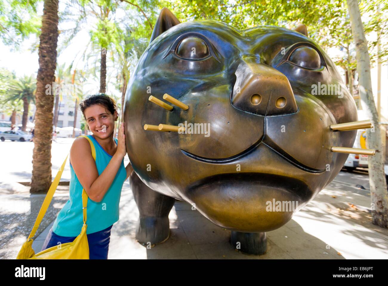 Cat statue barcelona hi-res stock photography and images - Alamy