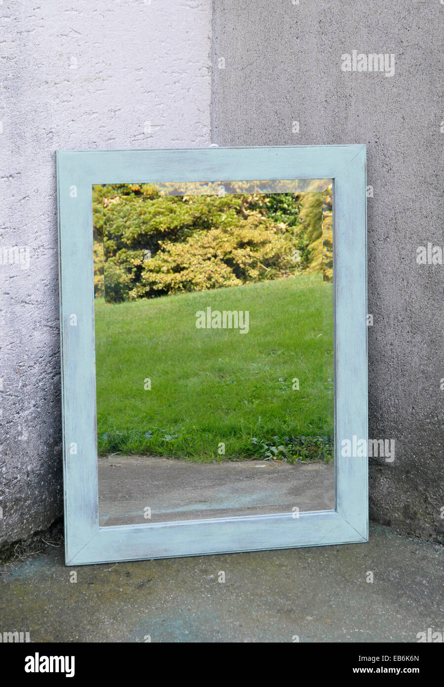 Mirror visual effect hi-res stock photography and images - Alamy
