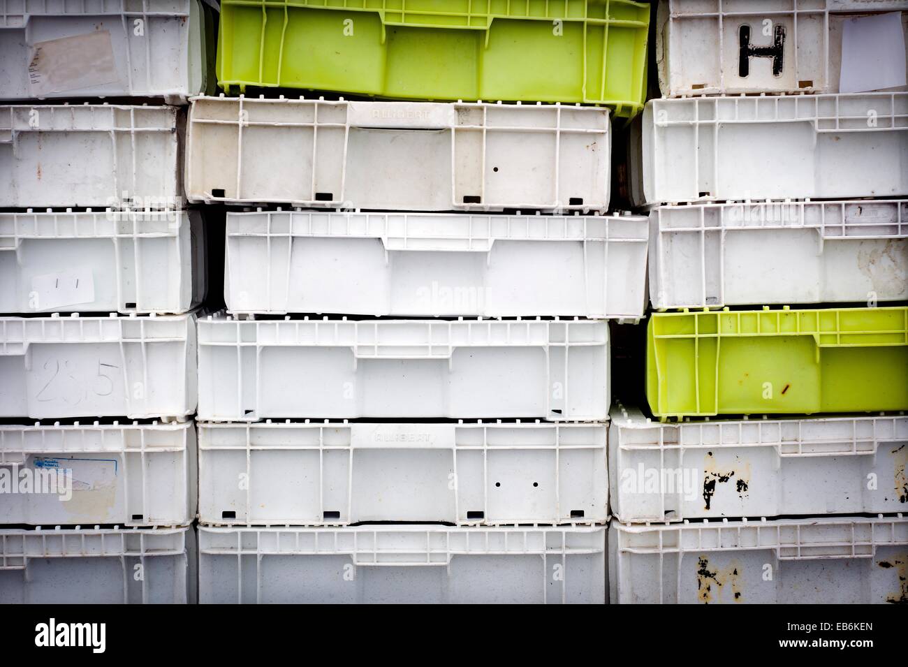 cajas de plÃ¡stico almacenadas, Plastic boxes stored Stock Photo - Alamy