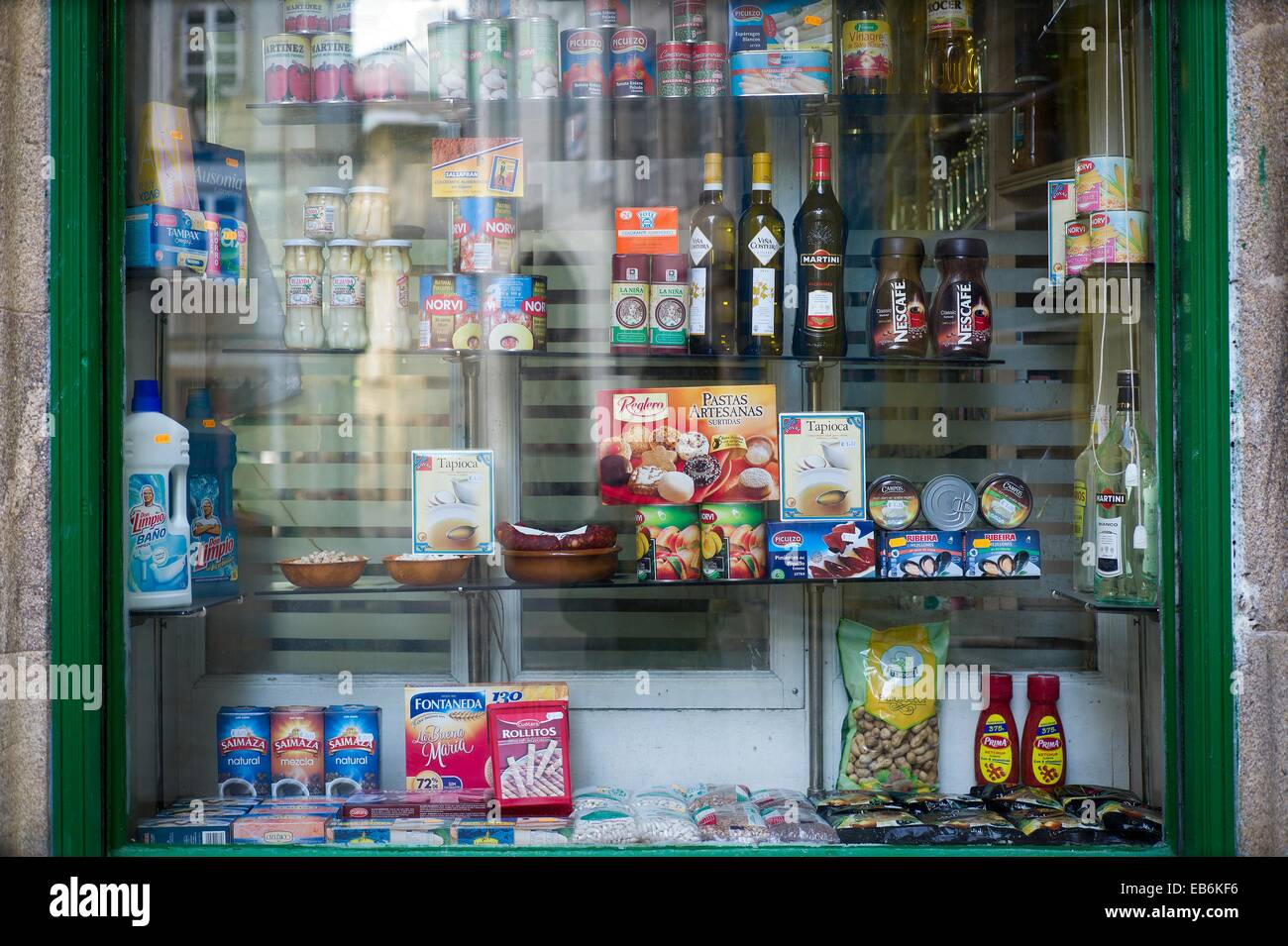 Escaparáte de tienda de ultramarinos en un pueblo mostrador de tienda ...
