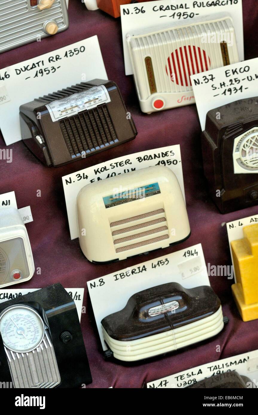 Collection of old radios hi-res stock photography and images - Alamy